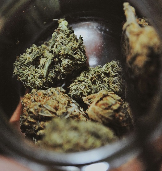 8 Ways to Prevent Weed from Falling Through the Bong